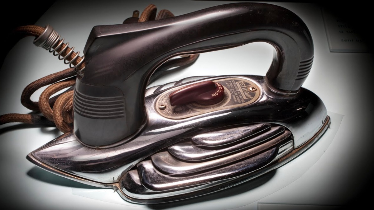 Petipoint Iron with Wings | Design Object - Encyclopedia of Design