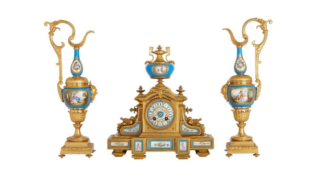 Garniture - Decorative set of Porcelain