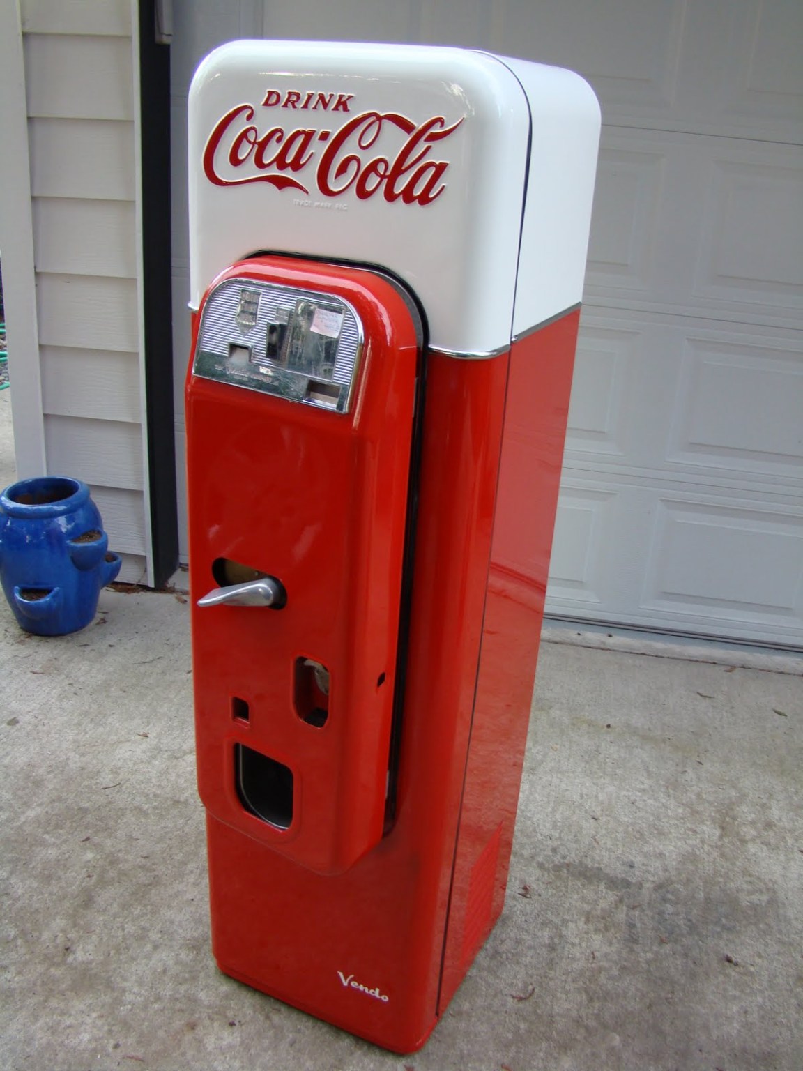 Vendo 44 - Cokes 1950s Retro Classic Vending Machine