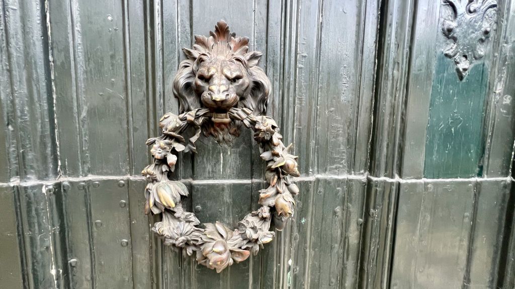 Uncovering the Power of Lion Symbolism in Decorative Arts