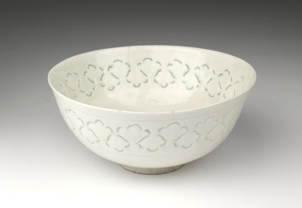 Discover the History of Gombroon Ware